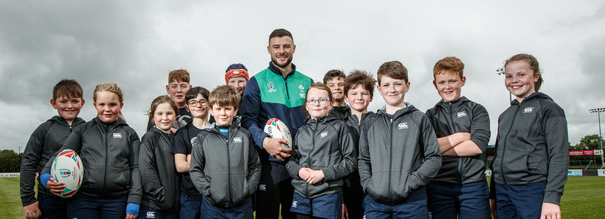 Robbie Henshaw With The Midland Warriors Rugby Club – Intersport Elverys
